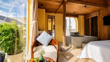 Deluxe Double Room with Forest | Cofre no quarto, secretária