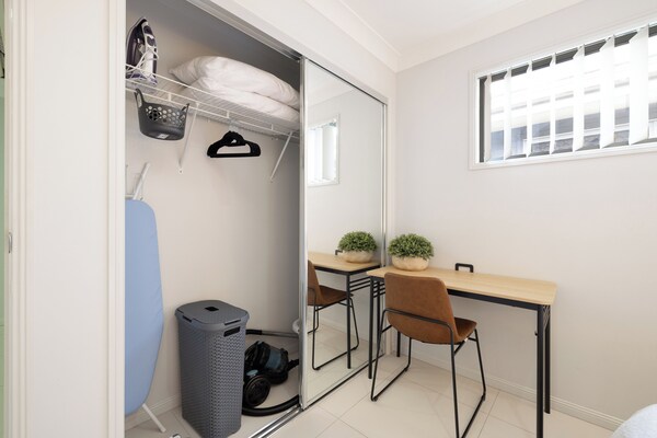 Smart Suites Self Check-in Apartments - 18 Darnley - Brisbane