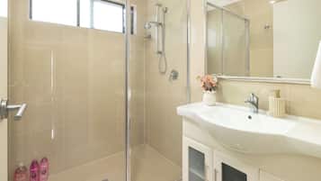 Um polibã, um secador de cabelo, toalhas fornecidas, sabão