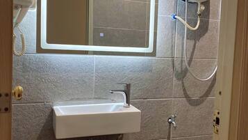 Quarto Económico | Casa de banho | Artigos de higiene pessoal grátis, um secador de cabelo, chinelos