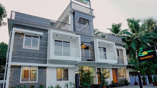Um edifício moderno de dois andares com uma placa indicando que é uma residência.