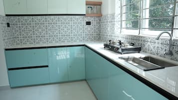 Apartamento Elite | Cozinha privada | Um frigorífico, uma placa de cozinha, utensílios de cozinha