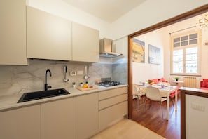 Apartamento Standard, 3 quartos, 2 casas de banho (Beautiful House In Porta Soprana) | Cozinha privada | Um frigorífico, um micro-ondas, um forno, uma placa de cozinha