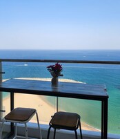 Quarto casal com design assinado, para não fumantes, vista para o oceano | Terraço/pátio