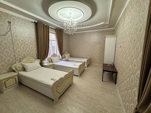 Quarto Triplo | Roupa hipoalergénica, secretária, ferro/tábua de engomar, Wi-fi grátis 