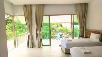 Quarto executivo, 2 camas de solteiro, vista para a piscina | Escrivaninha, espaço de trabalho para notebook, Wi-Fi de cortesia