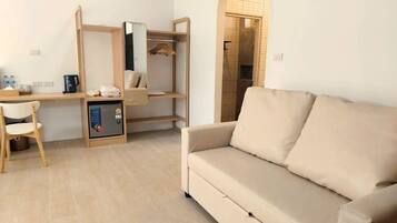 Quarto executivo, 2 camas de solteiro, vista para a piscina | Área de estar | TV