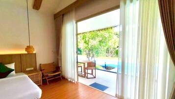 Quarto Executivo, 1 quarto, vista para a piscina | Secretária, secretária adequada para computadores portáteis