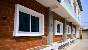 Um edifício moderno com grandes janelas e fachada limpa e organizada.