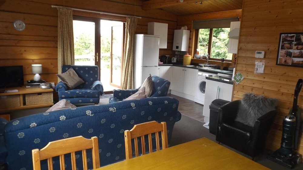 Hand Built Log Cabin At Avonvale Holiday Lodges - Evesham