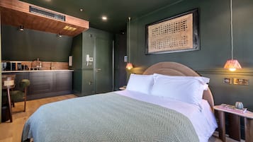 Quarto casal superior | Cofres nos quartos, individualmente decorados