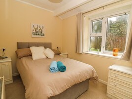 2 quartos, individualmente decorados, individualmente mobiliados