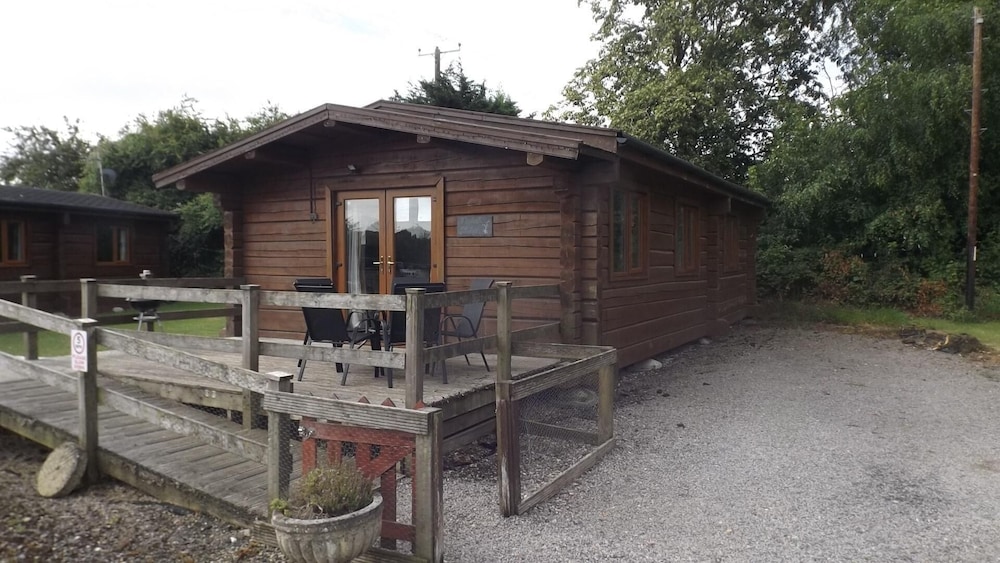 Hand Built Log Cabin At Avonvale Holiday Lodges - Cotswolds