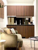 Suite-Estúdio Empresarial | Sala de estar | Televisor de ecrã plano de 55 polegadas com canais digitais, Netflix 