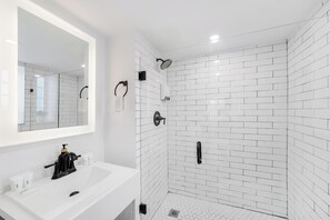 Estúdio premium | Banheiro | Chuveiro, chuveiro com efeito de chuva, produtos de toalete grátis 