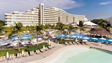 6 piscinas exteriores, da(s) 8:00 à(s) 20:00, guarda-sóis 
