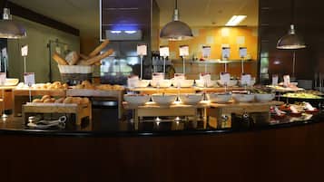 4 restaurantes, com serviço de café da manhã e almoço; frutos do mar