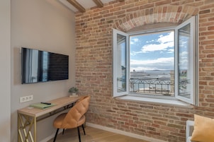 Deluxe Suite, sea view | Minibar, cofre com capacidade para portátil, secretária 