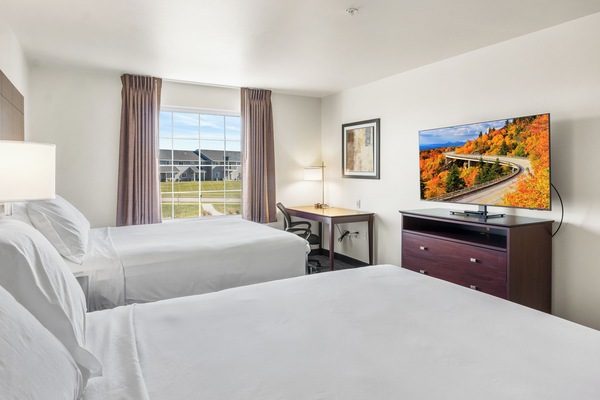 Quarto, 2 camas Queen, para não fumantes | Escrivaninha, espaço de trabalho para notebook