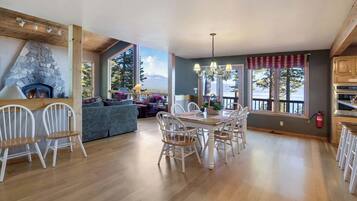 Casa, várias camas, banheira de hidromassagem grande, vista para a montanha (Lakeview Hideaway) | Sala de estar | Televisor de ecrã plano de 42 polegadas com canais digitais, lareira