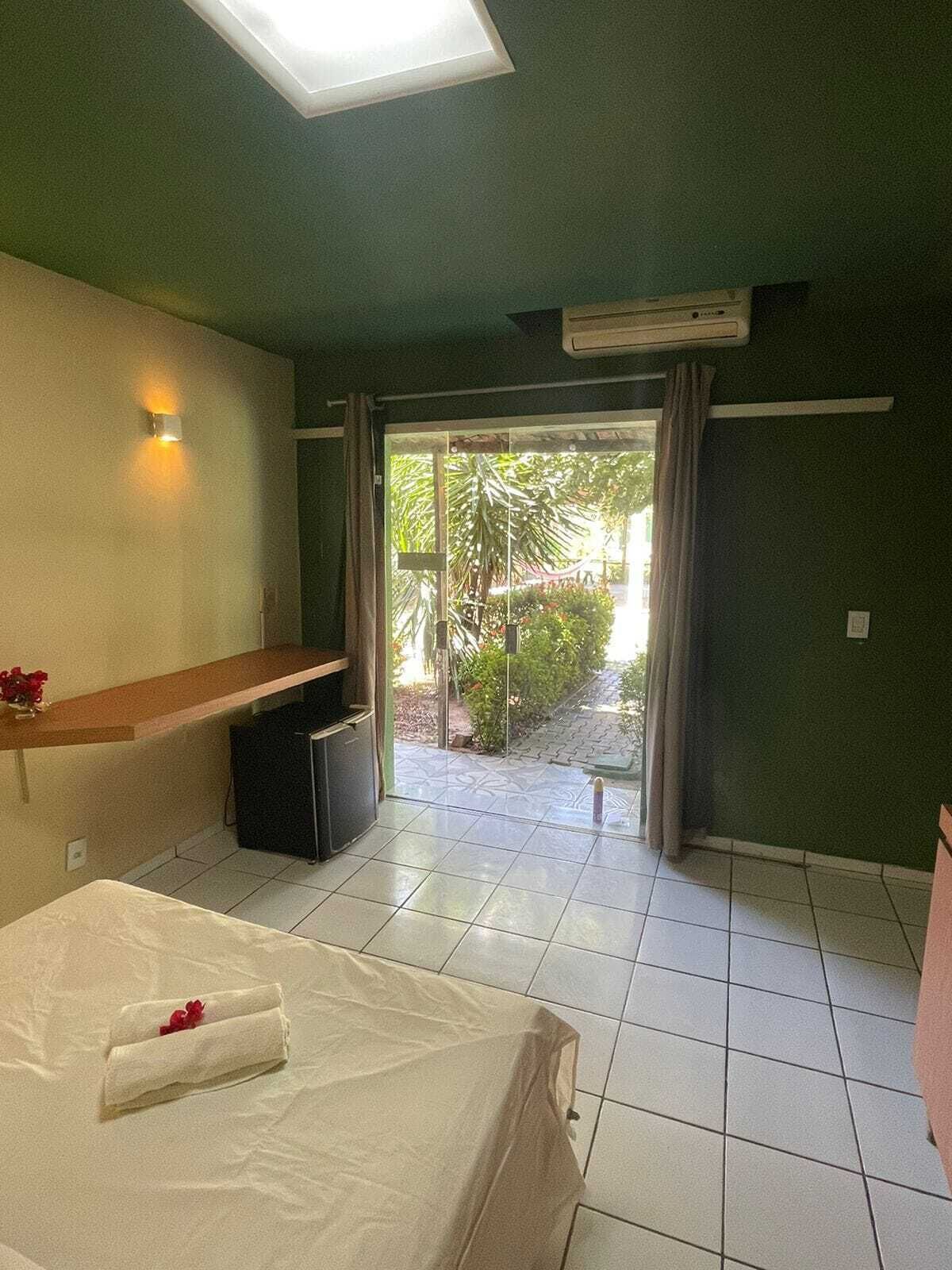 Quarto Clássico com Cama de Casal, vista para o jardim | Ferro/tábua de engomar 