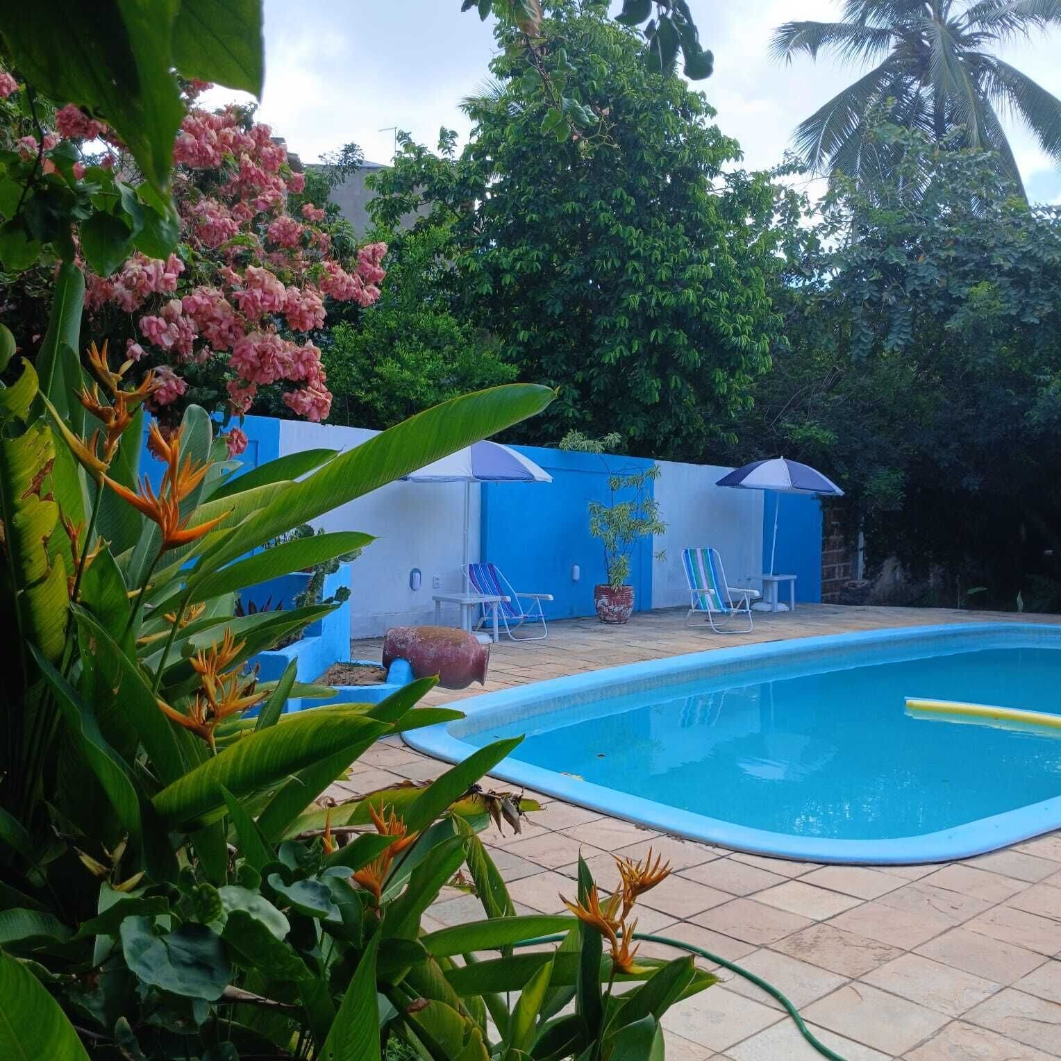 Piscina exterior, da(s) 9:00 à(s) 21:00, guarda-sóis, espreguiçadeiras 