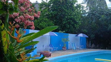 Piscina exterior, da(s) 9:00 à(s) 21:00, guarda-sóis, espreguiçadeiras