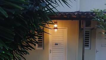 Quarto casal básico, vista para o jardim | Ferros/tábuas de passar roupa