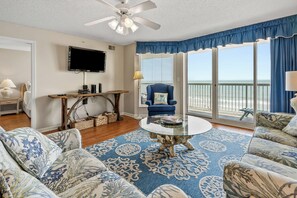 Condo, várias camas, banheira de hidromassagem, vista para o oceano (Sunrise Pointe 4F) | Área de estar