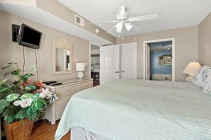 Condo, várias camas, banheira de hidromassagem, vista para o oceano (Sunrise Pointe 4F) | 3 quartos, individualmente decorados, individualmente mobiliados