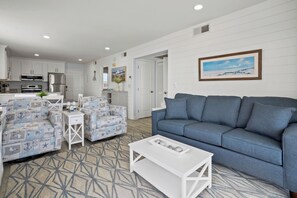 Apartamento em Condomínio Fechado, várias camas, acesso à piscina (RainTree Villas 2F) | Sala de estar