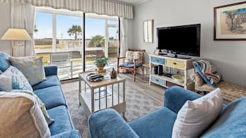 Apartamento em Condomínio Fechado, várias camas, acesso à piscina (Sea Cloisters 104B) | Sala de estar