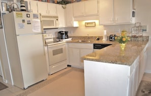 Apartamento em Condomínio Fechado, várias camas, acesso à piscina (Sea Cloisters 204C) | Cozinha privada | Uma cafeteira/bule