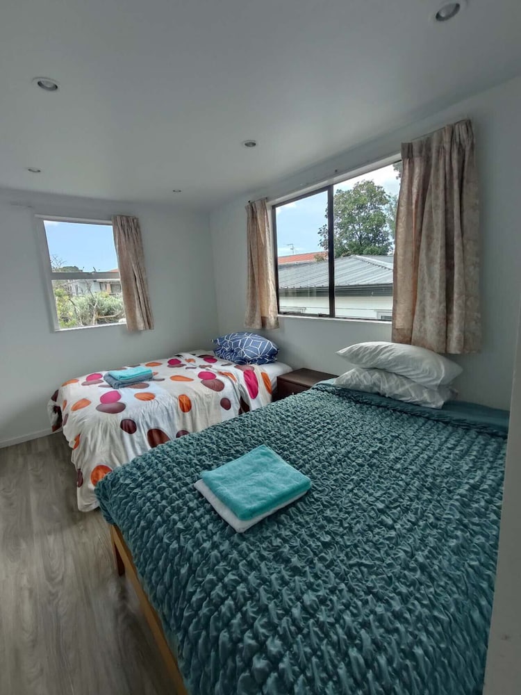 4 Double And 2 Sofa Beds In 2 Bedroom - Auckland