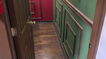 Quarto Individual Básico | Roupa hipoalergénica, com decoração personalizada, secretária