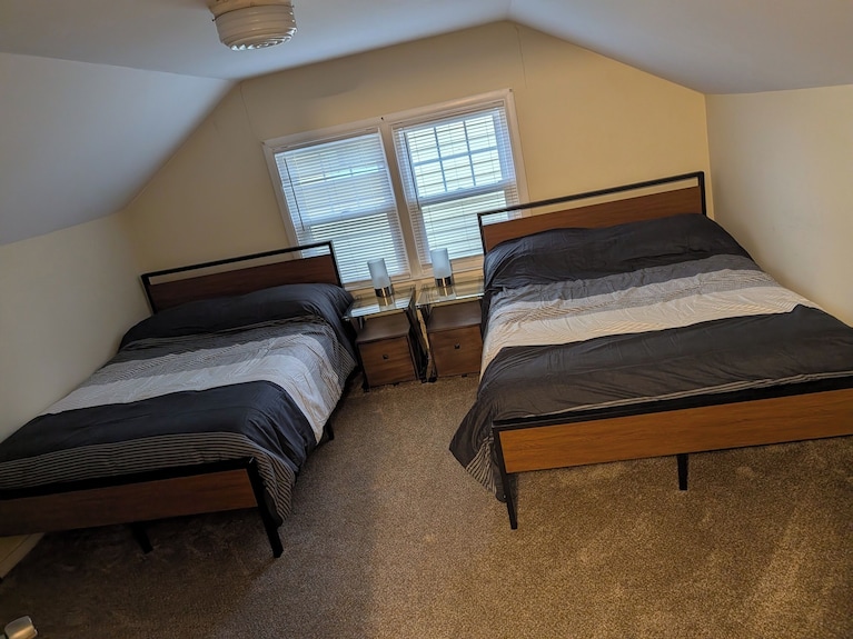 Cozy 4-bdrm House In Safe Neighborhood Just Around The Corner From Syracuse Univ - Onondaga Lake, NY