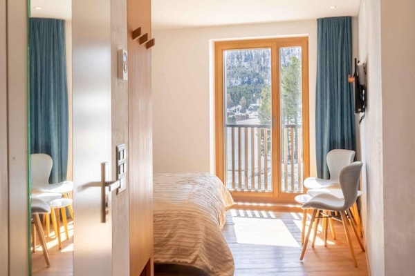 Quarto Duplo Básico, vista para a montanha | Minibar, cofre no quarto, cortinas/cortinados opacos