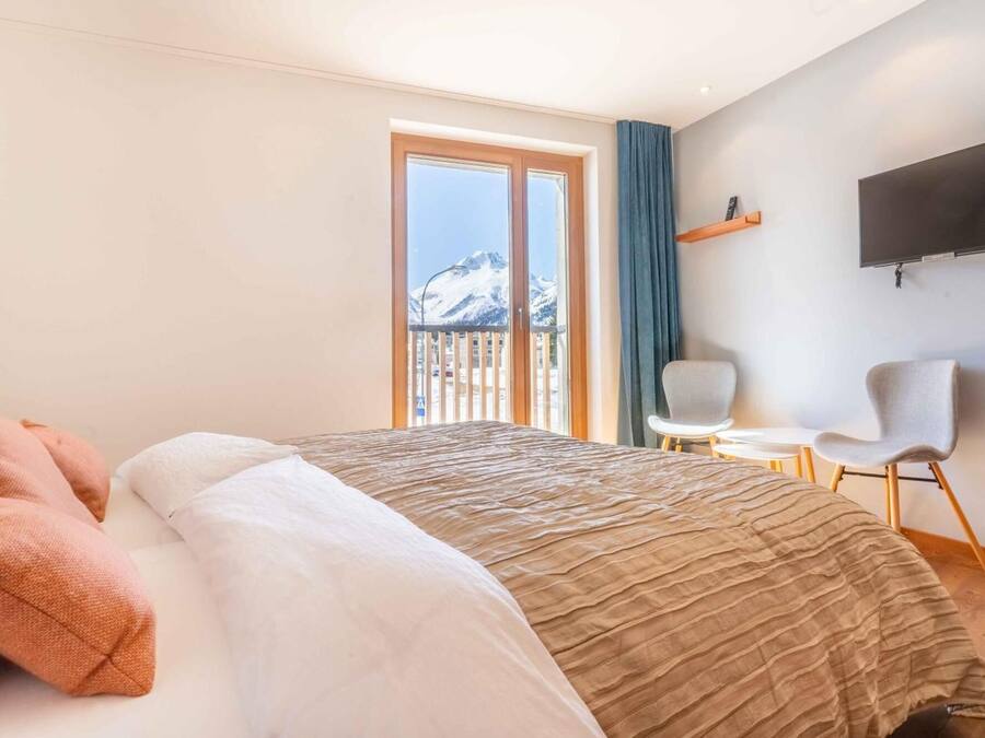 Quarto Duplo Básico, vista para a montanha | Minibar, cofre no quarto, cortinas/cortinados opacos