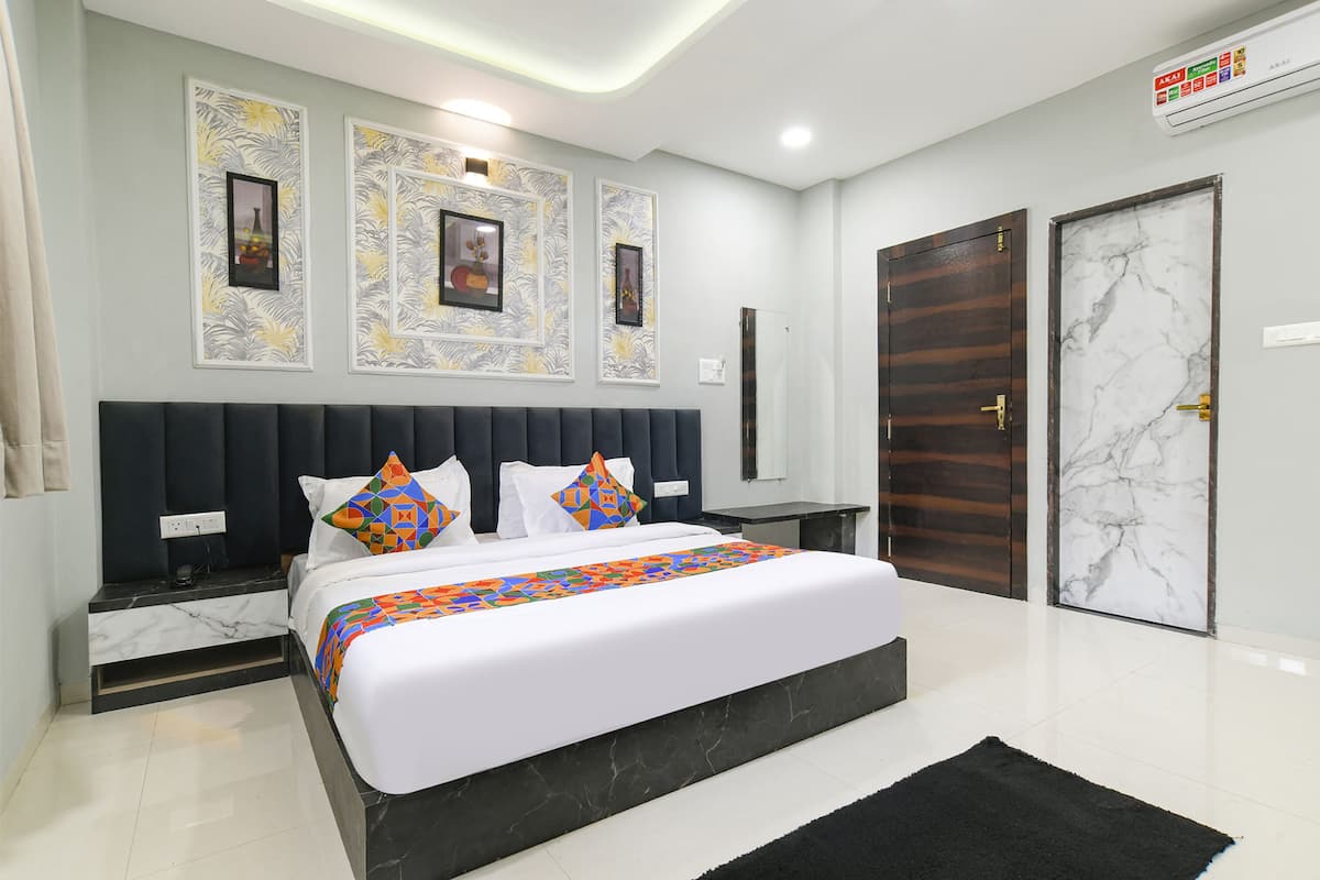 Quarto Deluxe | Lençóis de algodão egípcio, roupa de alta qualidade, cofre no quarto