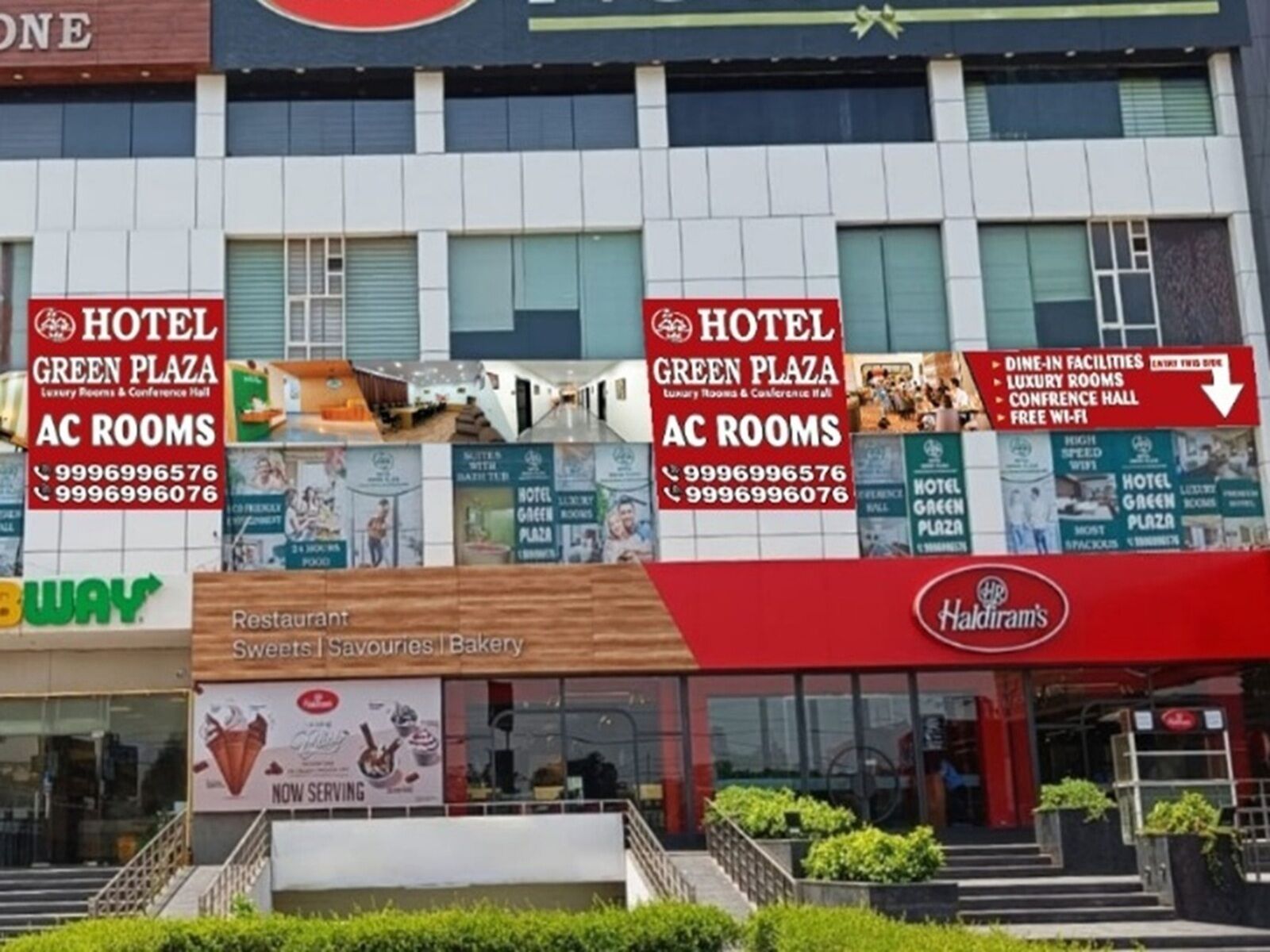 Hotel com vários quartos com ar condicionado, salão de conferências e restaurante.