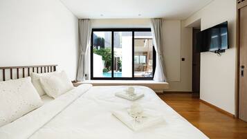 Villa Comfort, vista para a piscina | Vista do quarto