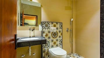 Bed in 8 Bed Mixed Dormitory | Banheiro | Chuveiro, secador de cabelo