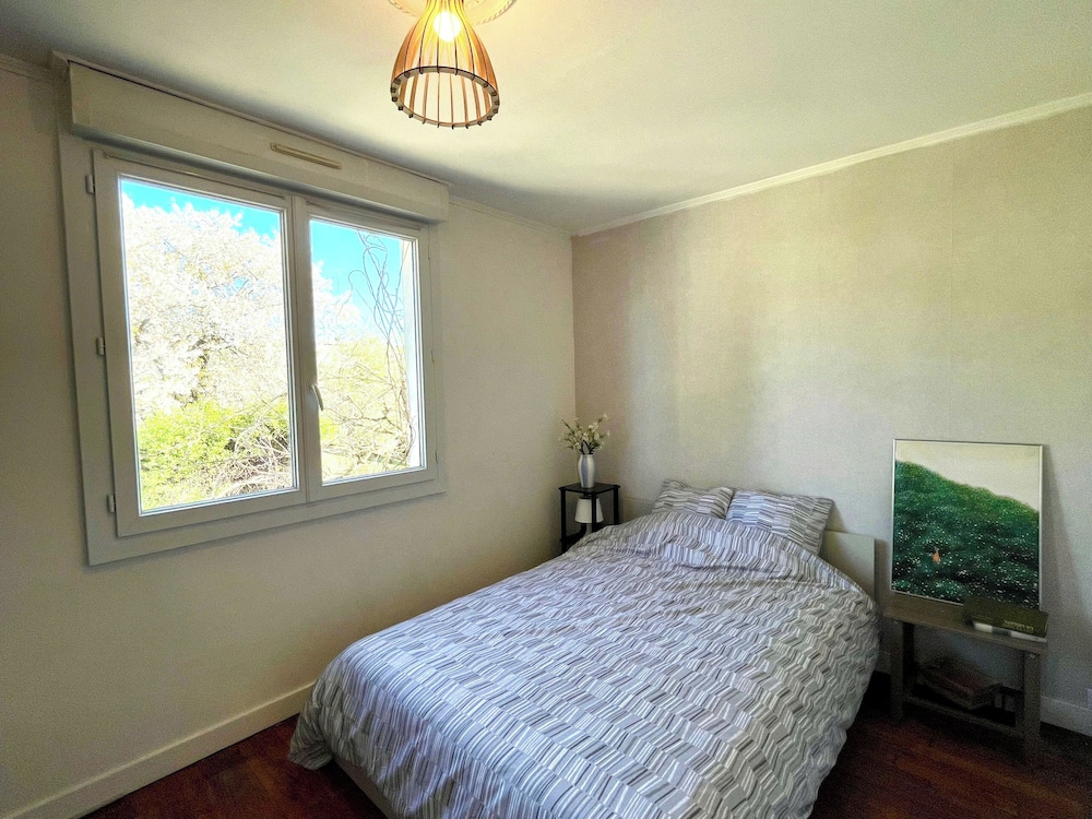 Charming 4-bedroom house with garden, close to shops and bus stop ...