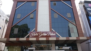 Hotel Golden Palace com fachada moderna, grandes janelas de vidro e um elemento de design vertical marcante.