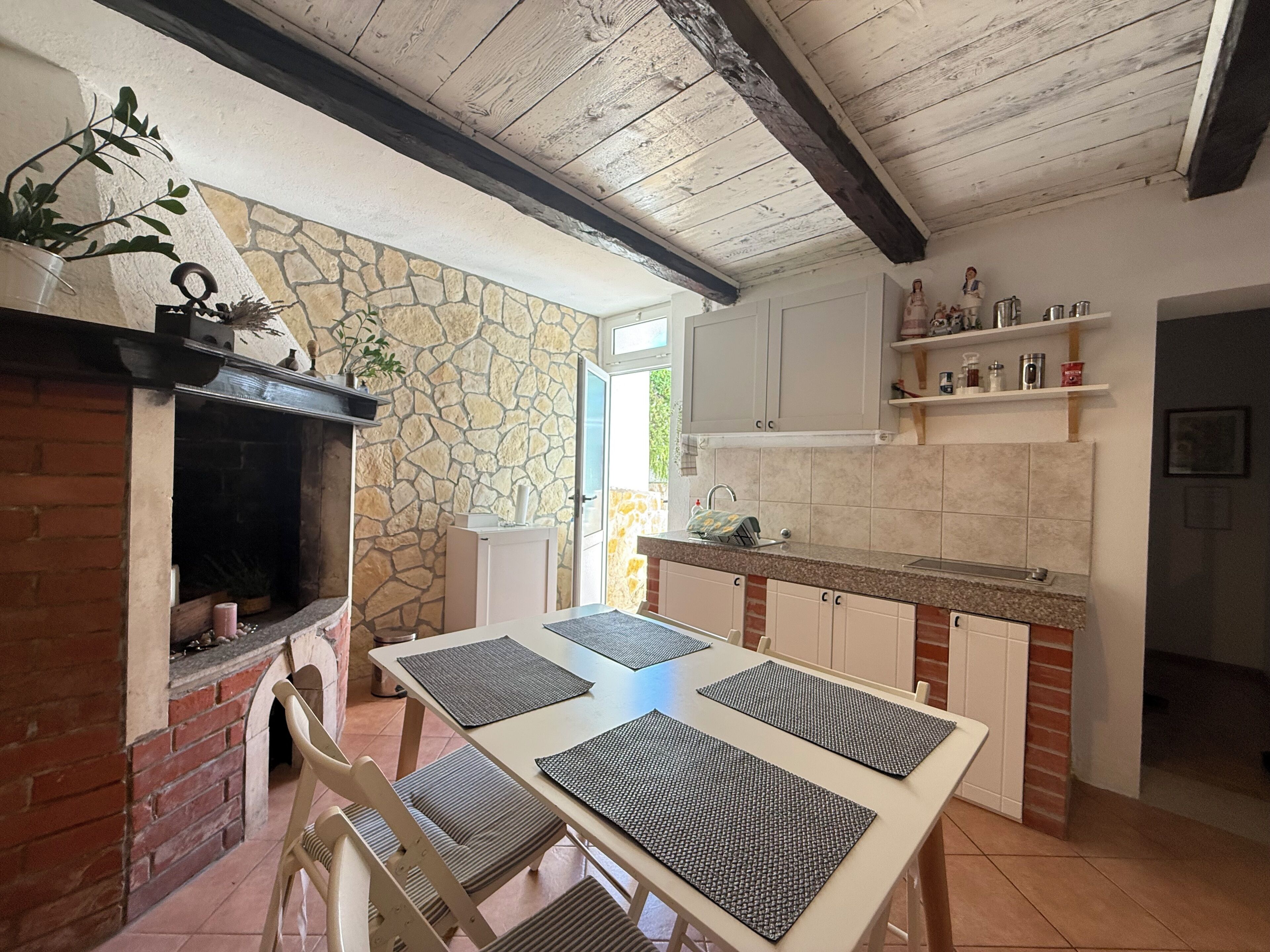 Apartamento, pátio, vista para o jardim | Cozinha privada | Um frigorífico, uma placa de cozinha, uma máquina de lavar louça 