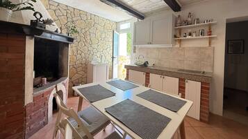 Apartamento, pátio, vista para o jardim | Cozinha privada | Um frigorífico, uma placa de cozinha, uma máquina de lavar louça