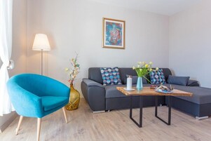 Apartamento, sacada, vista parcial para o mar | Área de estar | TV de tela plana 32 polegadas com canais a cabo