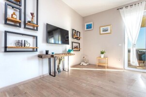 Apartamento, sacada, vista parcial para o mar | Área de estar | TV de tela plana 32 polegadas com canais a cabo