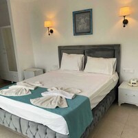 Quarto casal standard, para não fumantes, vista parcial para o mar