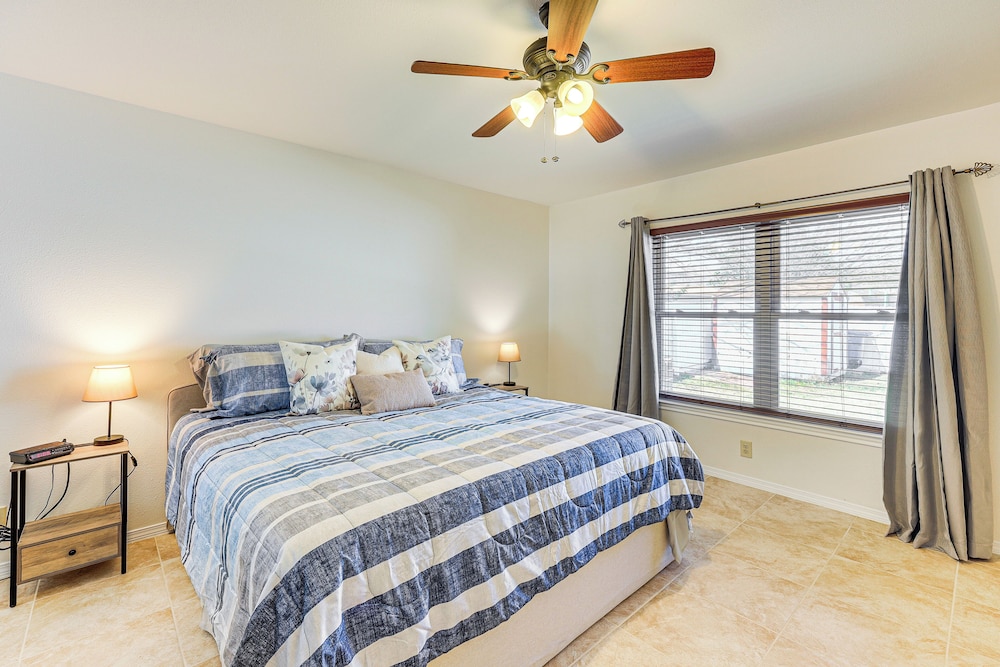 Near Medical Center: Home W/ Yard In San Antonio - San Antonio, TX